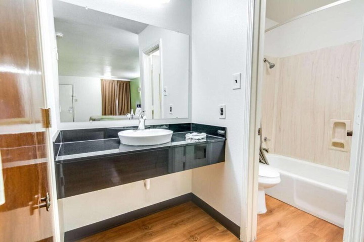 Ms6 Longview | 1 Cama Queen | Para Fumadores - Longview, TX