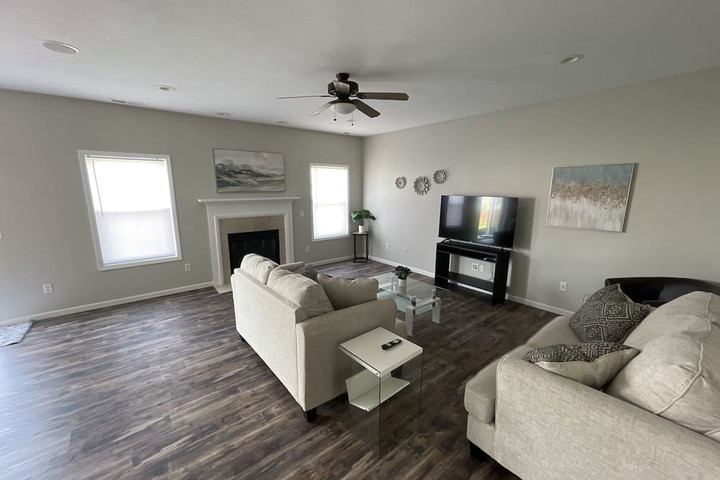 Giant Jacobus! 5 Bedroom Mini Mansion! Sleeps 14+ - Fort Wayne, IN