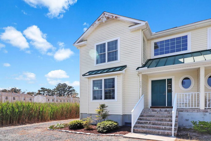 Seas The Day | Bright Duplex + Screened Porch + Community Pool + Kid Bunk Room - Virginia