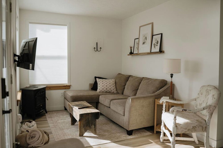 Entire Home W/ Lake View & Hot Tub, Kid & Dog Fence Yard, Book Nook, Vhs Tv - アクロン, OH