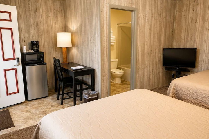 Pet Friendly Room 21-2 Queen Suite-woodland Motor Lodge - Grayling, MI