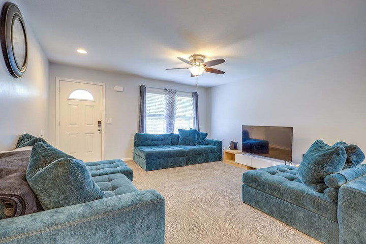 Covered Balcony! Family-friendly Lansing Home - Leavenworth, KS