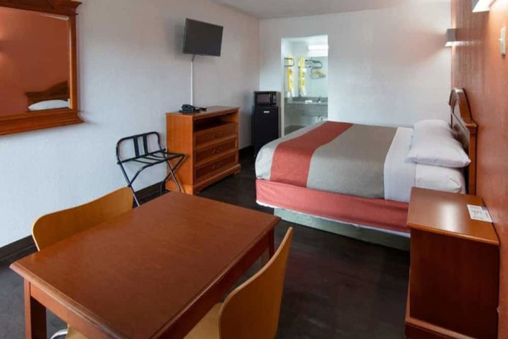 Spacious King Bed|free Wifi&parking - Alabama