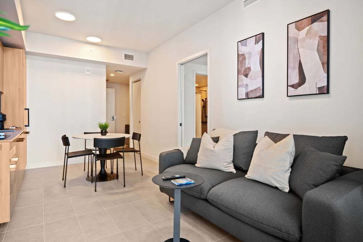 501 First Luxury 1br+den - Miami