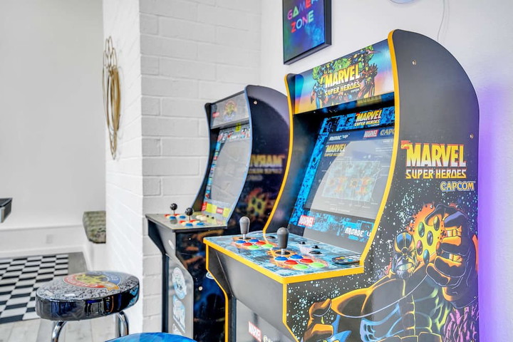 New Themed Coastal 4bed W/ Pool/arcades/foosball - Moss Beach, CA