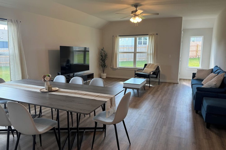 Quiet Spacious 5-bedroom House With Huge Fenced Yard Near Cota, Tesla, Airport - Cedar Creek, TX