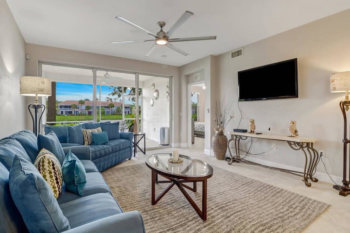 Elevated Colonial Country Club Active, Social Lifestyle! Stunning End-unit Ground-floor Retreat! - Fort Myers, FL