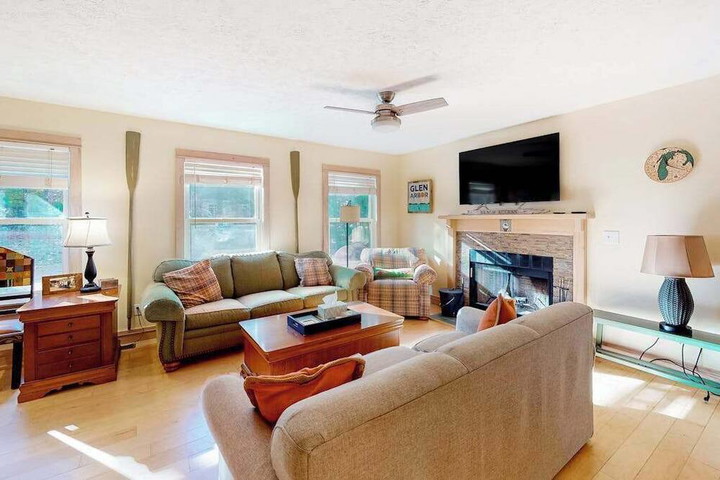 Downtown Home In Glen Arbor With Central Ac, Fireplace & Washer/dryer - Glen Arbor, MI