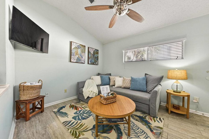 Pink Dolphin 3| Beachside Cottage| Walk Everywhere - Neptune Beach, FL