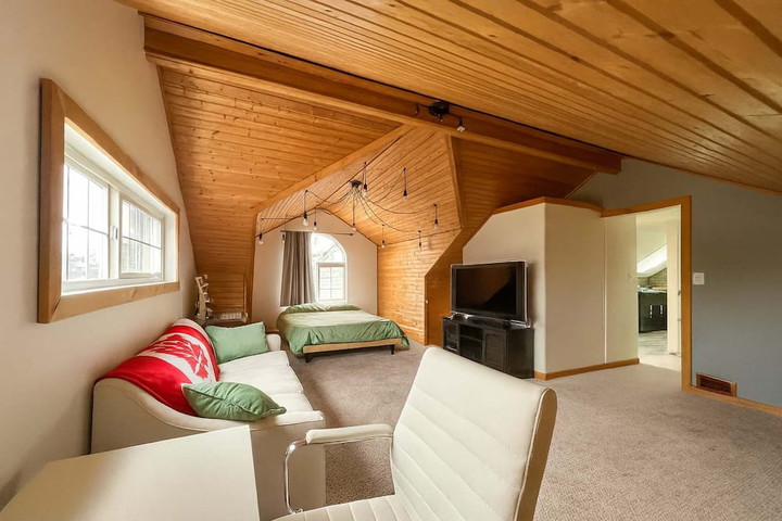 Quaint Attic Suite W/ Heated Pool (Year-round) - Saanich