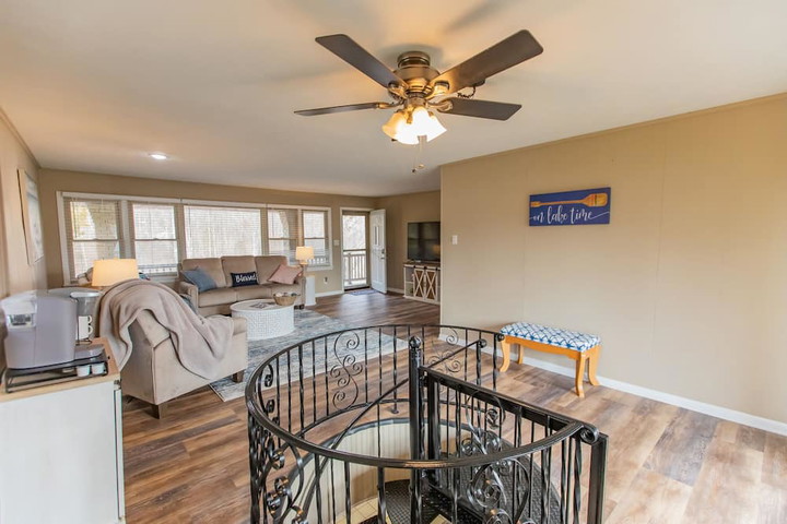 Lake Views & Access + Pool, Indoor/outdoor Living, Family &  Pet Friendly - Marion, IL
