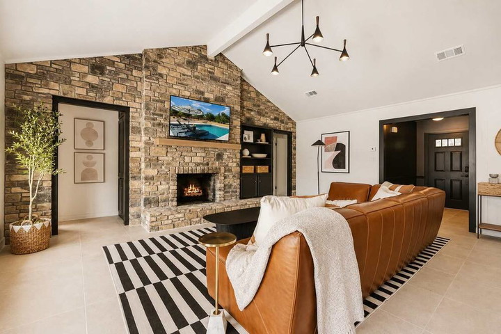 Luxury Oasis: Pool, Hot Tub, Games + Guesthouse - Elgin, TX