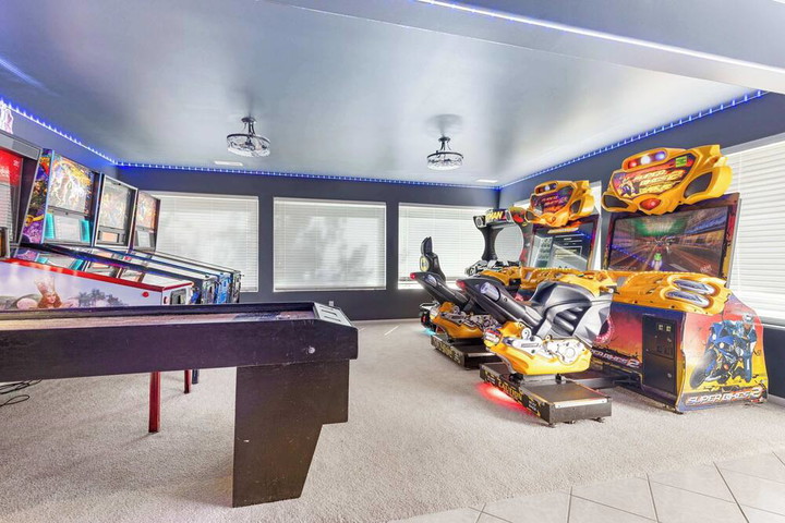 Wembley Place Estate/indoor Pool/hot Tub/game Room - Rockford, IL