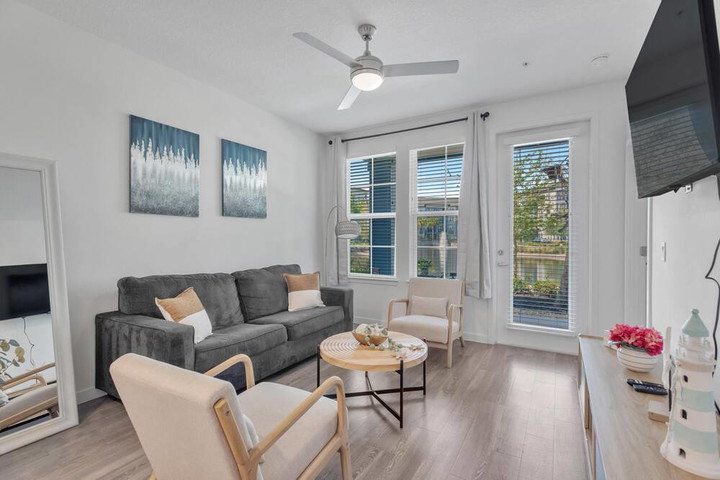 Modern Luxury Apt Near St. Pete Downtown & Beaches - Pinellas Park, FL