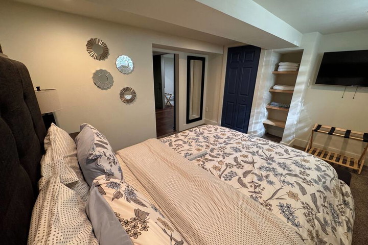 Two Bedroom Near All Milwaukee Hot Spots!! - Milwaukee, WI