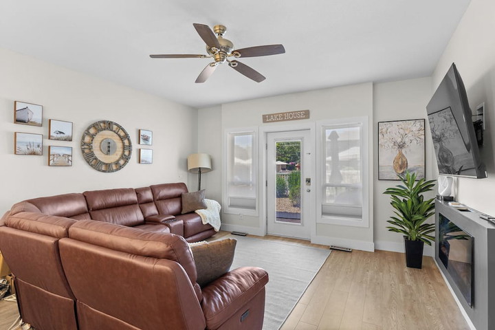 Located In Casa Del Mila Oro, 1stfloor Condo  2 Bedroom  Steps To The Pool - Osoyoos