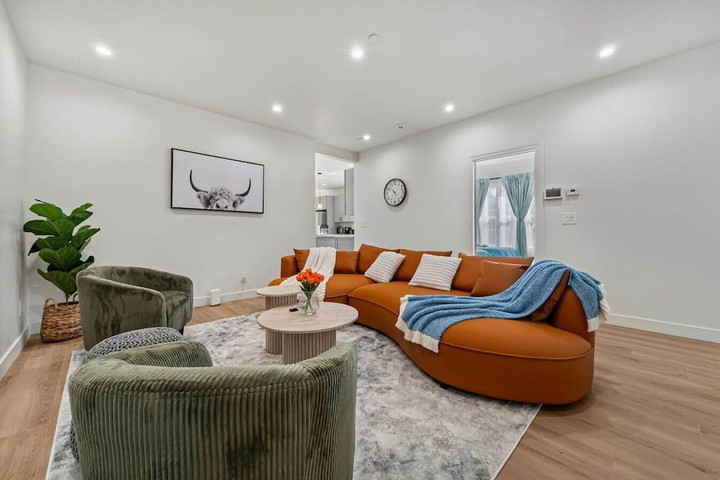 Spacious 8-br Home In Hayward With A/c &Parking - Hayward, CA