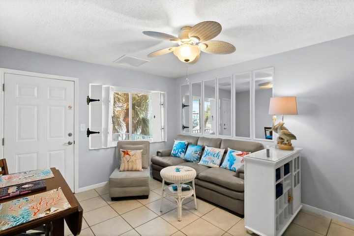 Steps To Beach Access | Updated Condo | Pool | Sleeps 4 - Madeira Beach, FL
