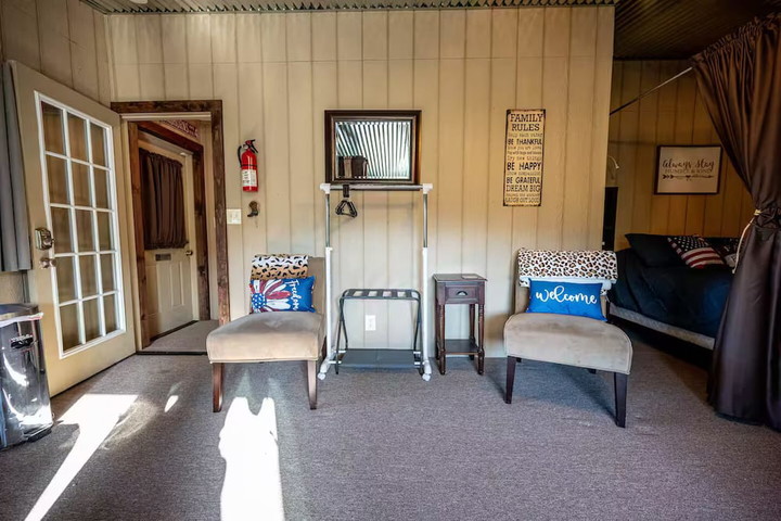 Metal Manor- A Place To Relax After A Day On The Lake Or River Float! Sleeps 12 - Canyon Lake, TX