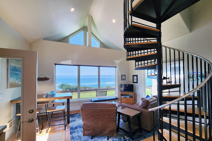 Ocean Front Cottage! Dog Friendly! Sleeps Up To Four! - Yachats, OR