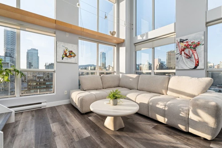 Sun-drenched Downtown Loft | Views Of Skyline - Vancouver