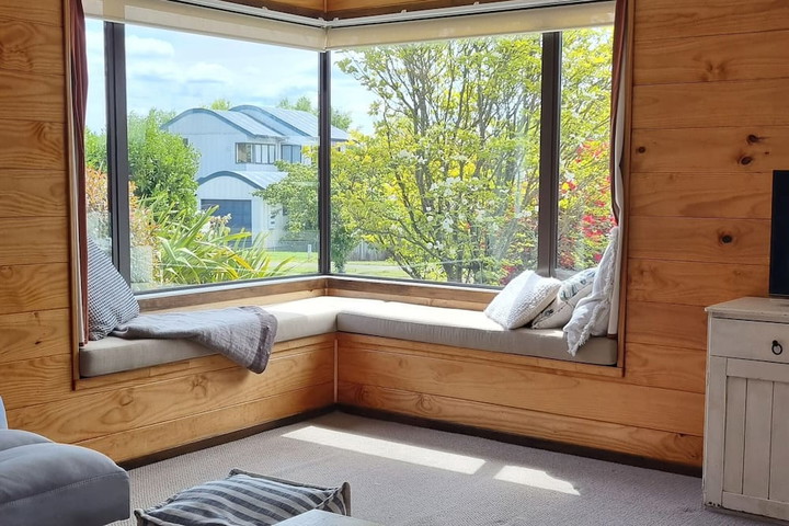 The Bach In Old Wharewaka Well Located For A Fabulous Lake Holiday. - Taupō