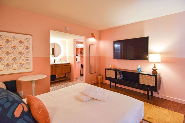 Mid-century Themed Hotel Room In Fayetteville, Ar - The Clementine On College #2 - Fayetteville, AR