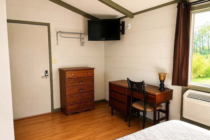 Pet Friendly Room 15-1 Queen Suite-woodland Motor Lodge - Grayling, MI
