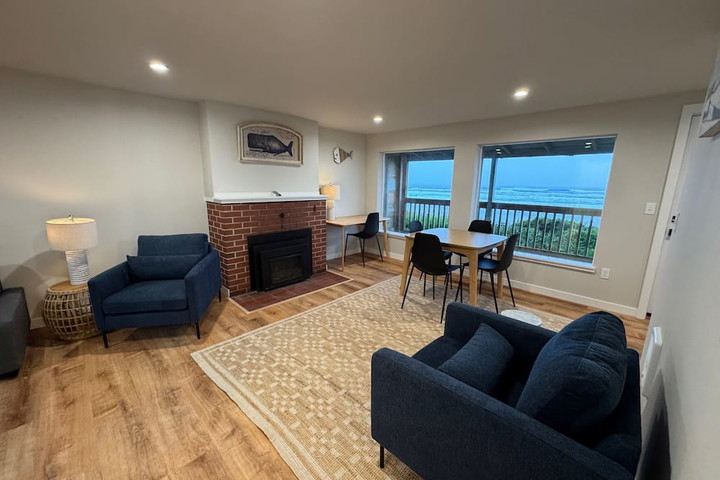 Cape Cod Cottages #7 - Oceanfront With Fireplace! - Waldport, OR