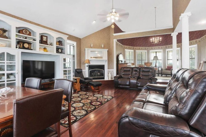 Smithville Lakehouse Country Living Up To 15 Guests! - Smithville, MO