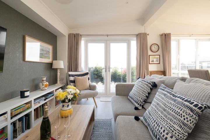 Pebbles  - Sleeps 6 Guests  In 3 Bedrooms - Aldeburgh