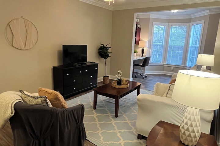 Fabulous One Bed/one Br With Sunroom And Built-in Desk Area - Alpharetta, GA