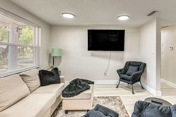 Walk To Sponge Docks! Bright Home W/ Yard - Tarpon Springs, FL