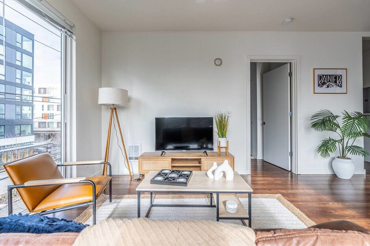 One Bedroom With Plenty Of Natural Light And Parking (Pet Friendly) - Seattle, WA