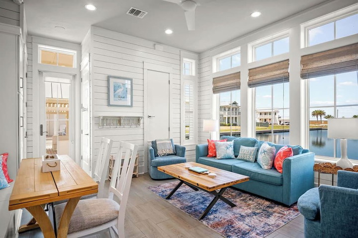 Charming Lakefront Cottage With Breathtaking Views In Cinnamon Shore South - Corpus Christi, TX