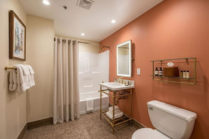 Queen Original 47 | El Cortez | Downtown Vegas | Historic 1941 Wing - Las Vegas, NV