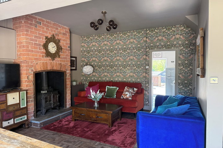 Quirky Canal Side Cottage Pet Friendly, Walkable To Pub/restaurant - Wakefield
