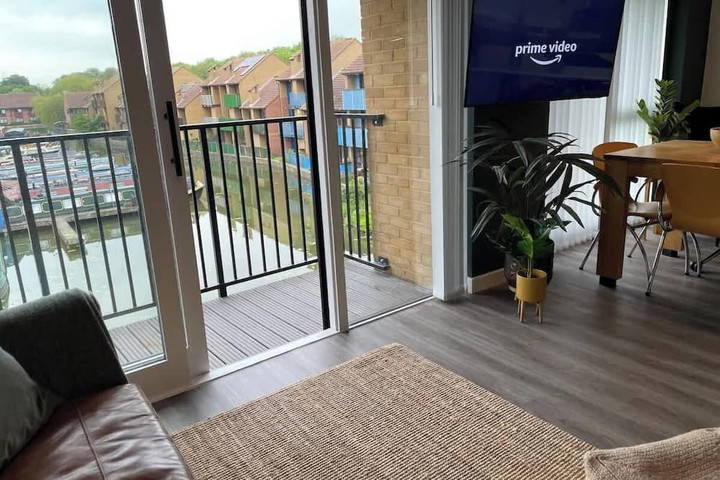Stylish Waterside Apartment - Free Parking - Top - Milton Keynes