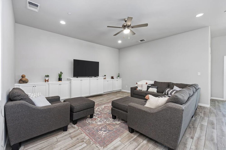 21 Beds  Pool  Spacious 5br Home For Big Groups, Teams, Or Crews - Bakersfield, CA