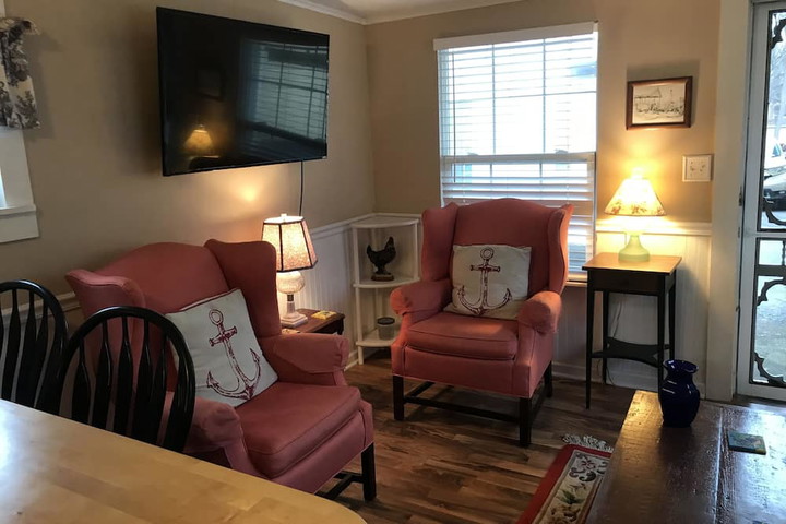 Charming, Newly Updated 2 Bedroom Cottage, Pet Friendly - Kelleys Island, OH