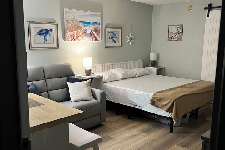 Cozy Condotel With King Bed, Wifi, Great Pool, Fitness Room And Much More! - Sarasota, FL