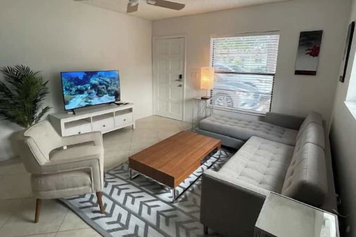 Cheerful Townhouse With Pool, Near Beach - Deerfield Beach, FL