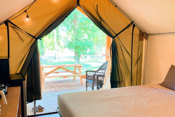 #39 Son's River Ranch - Glamping Cabin W/ 2 Queen Beds - Texas