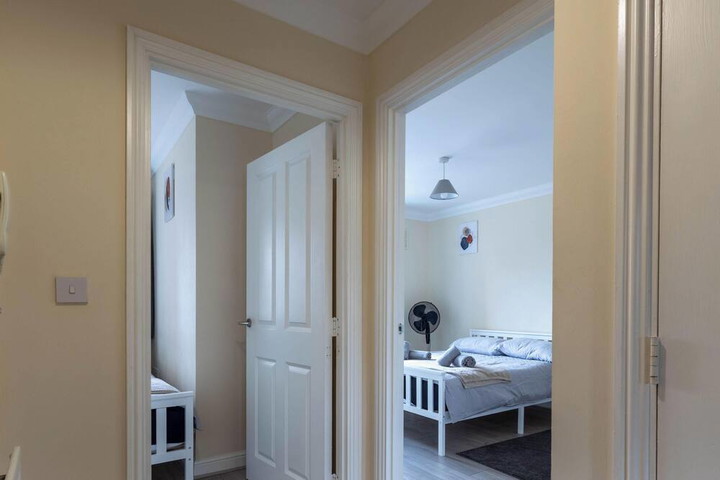 Modern 2br/2ba + Free Parking X1  8 -15 Mins To Any Heathrow Terminal - Staines-upon-Thames