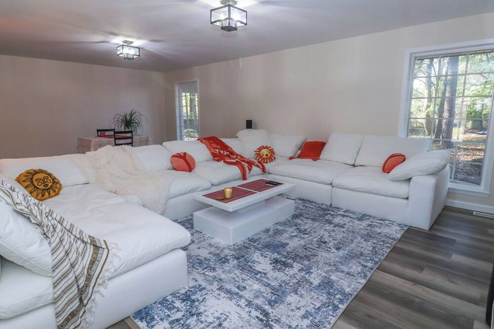 Breathtaking Modern Home In The Heart Of Jackson With Electric Car Charger! - Jackson, TN