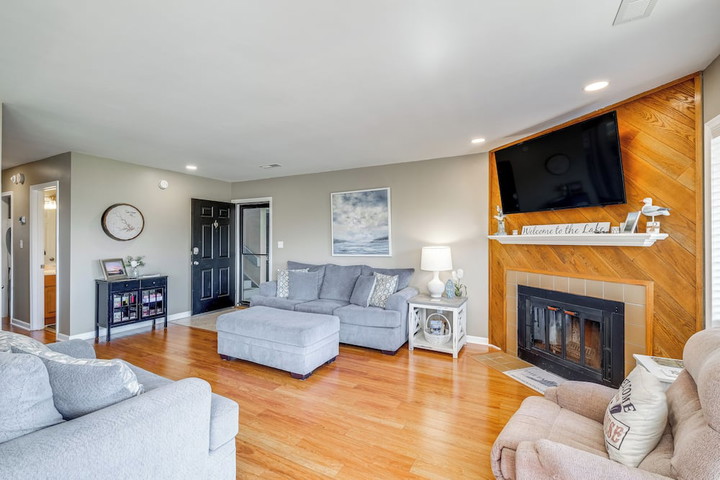 Sun-filled Condo W/ Smith Mountain Lake Views - Virginia