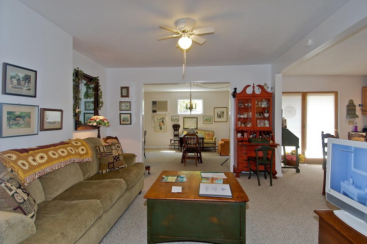 In Town Nashville Stay | Hot Tub & Walk Everywhere 1br, 1ba - Nashville, IN