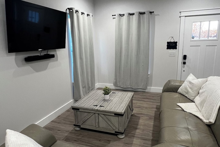 Modern Brand New Getaway. Heated Pool, Hot Tub! - Joplin, MO
