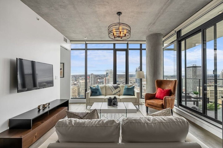 Modern Comfort With Views, Parking, Office & Ac - Calgary