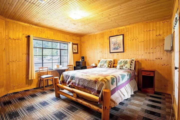 Explore Great Smoky Mountains From Your Private Base Room With River Access - Cherokee, NC